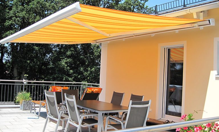 Gelenkarmmarkise gelb/orange - (C) Reflexa - sonnenschutz.de-B1 AG